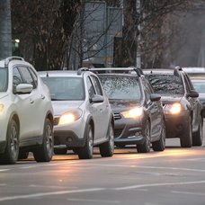 Hans pung väger 45 kilo – nu söker han vård