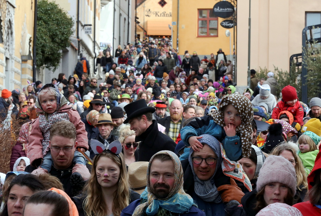 Tusentals påskkärringar intog Visby – slog rekord