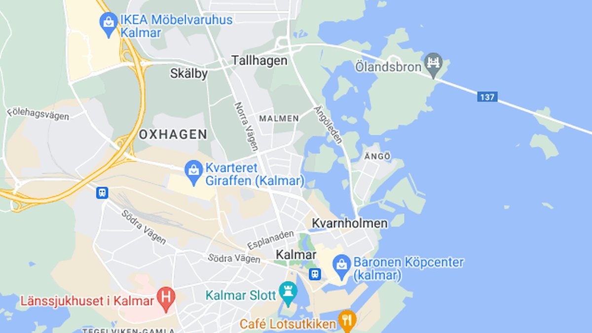 Brand i byggnad – räddningstjänst och ambulans på väg till platsen