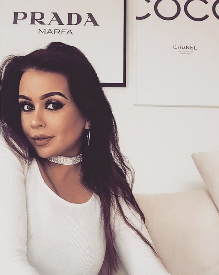 Malika diskriminerades för sin hijab – nu har hon tagit av den