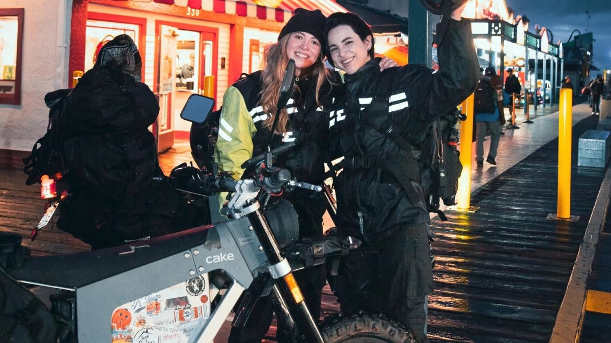 Två tjejer korsade USA på eldrivna motorcyklar – från Sverige