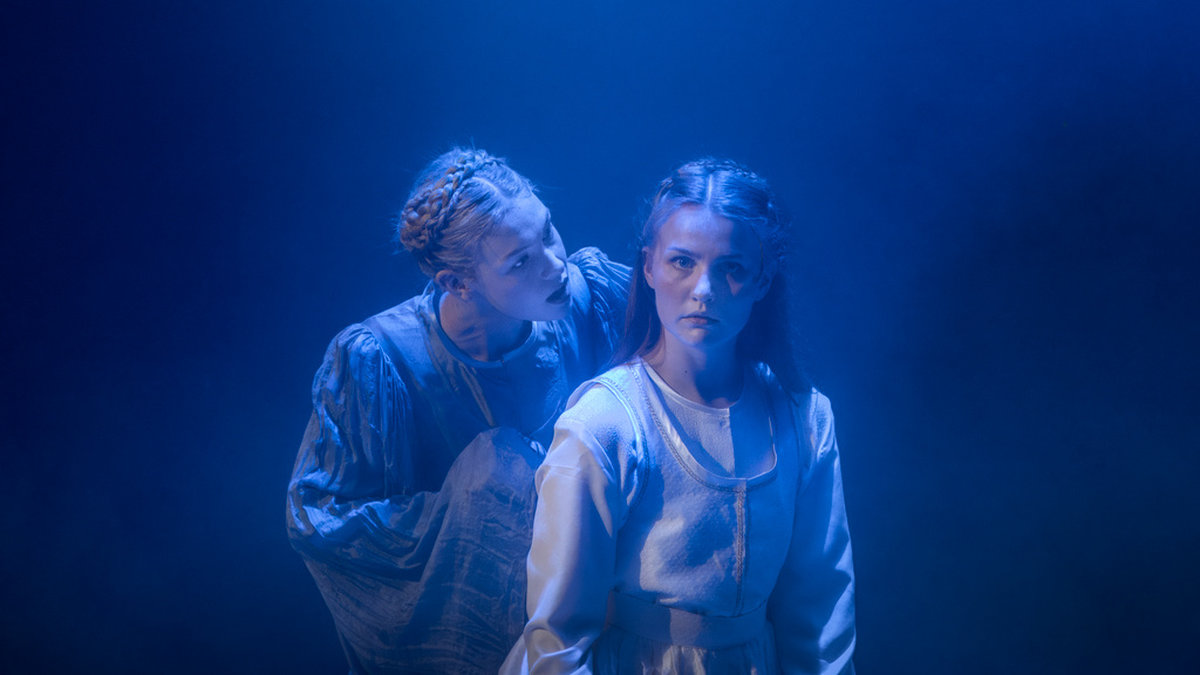 Pressat Västanå låter Selma ifrågasätta samtiden