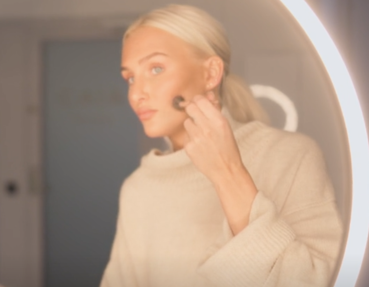 Bilderna visar Lovisa Worge innan och efter skönhetsoperationerna