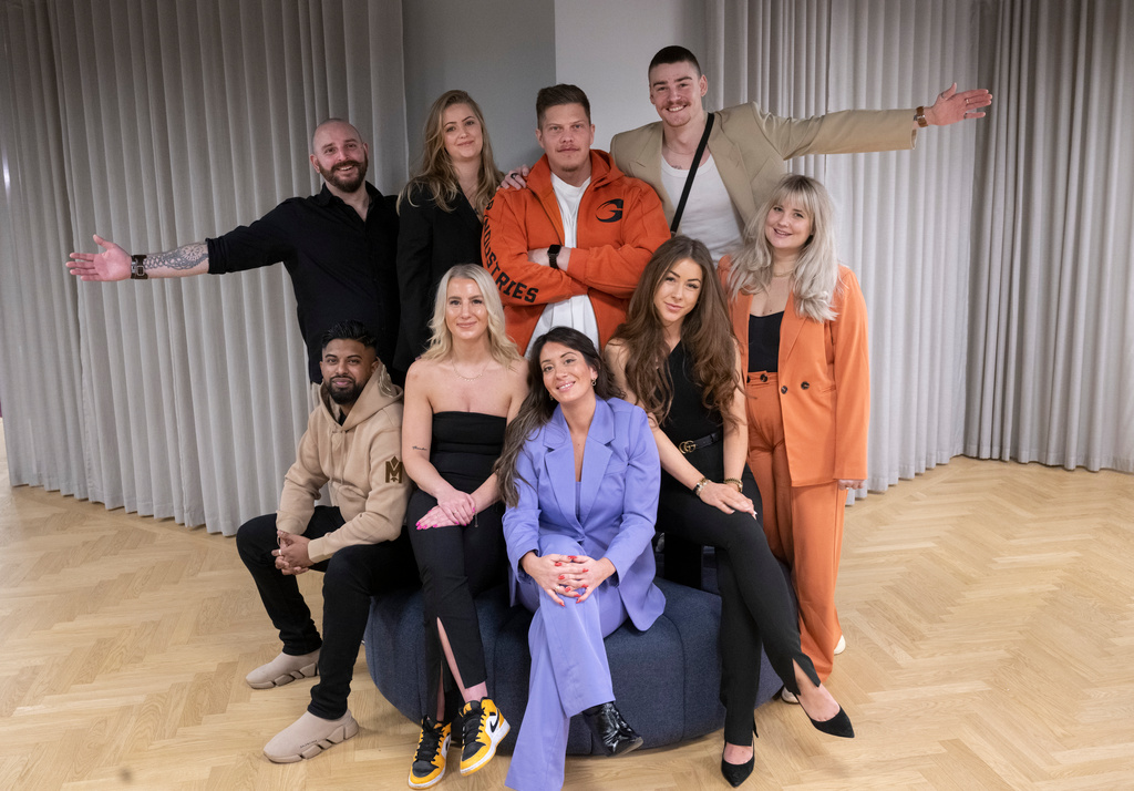 De dejtar på timmerflotte i "Vild kärlek"