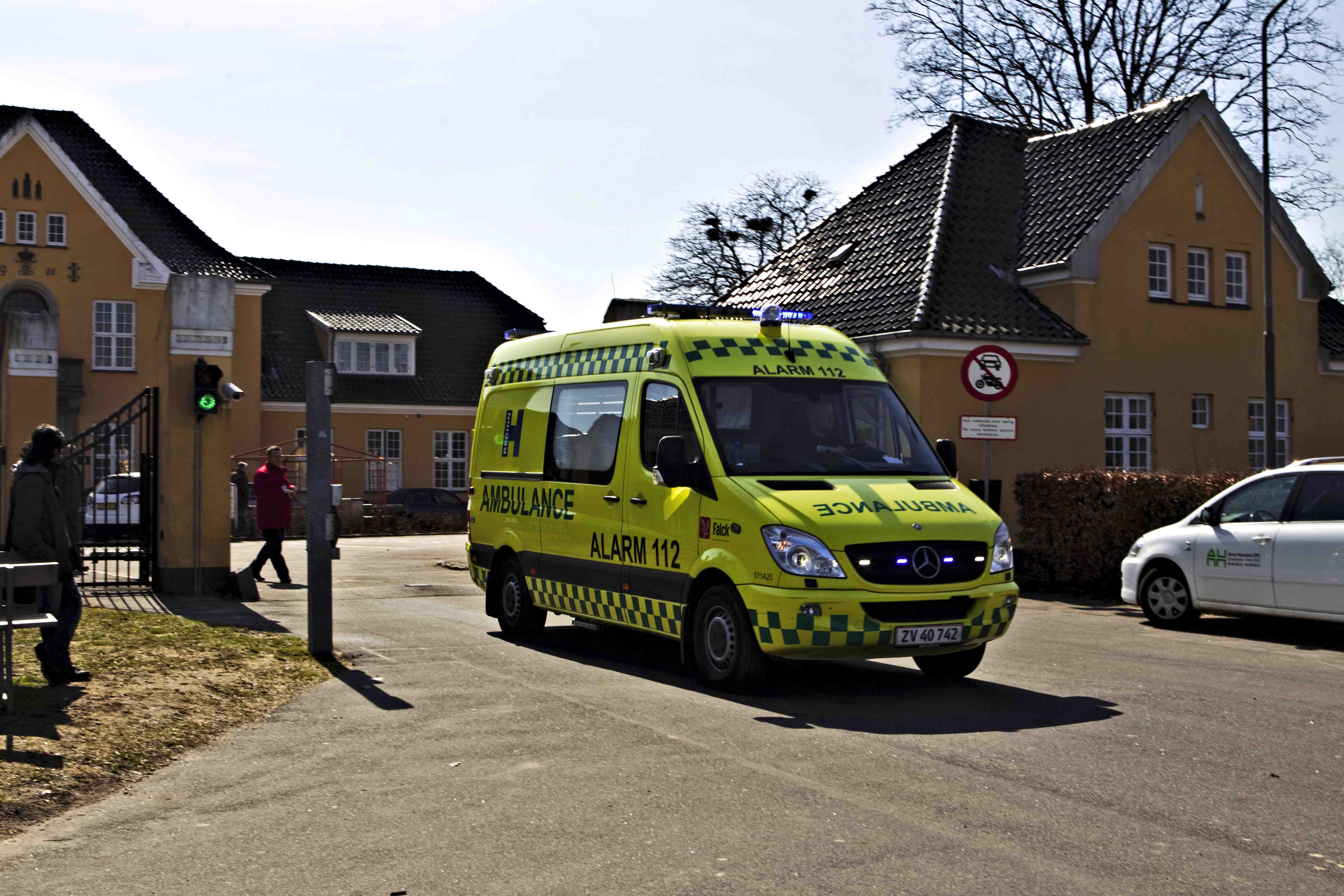 Ambulansförare våldtog 17-åring – i ambulansen