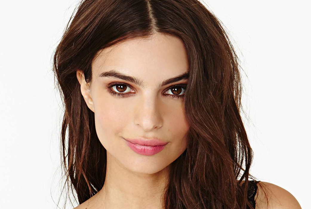 Kolla in Emily Ratajkowskis skönhetsfavoriter