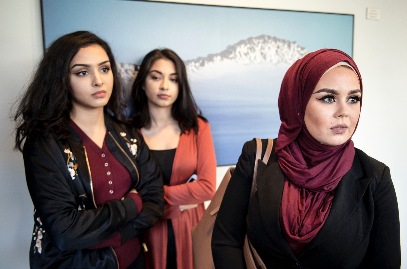 Malika diskriminerades för sin hijab – nu har hon tagit av den