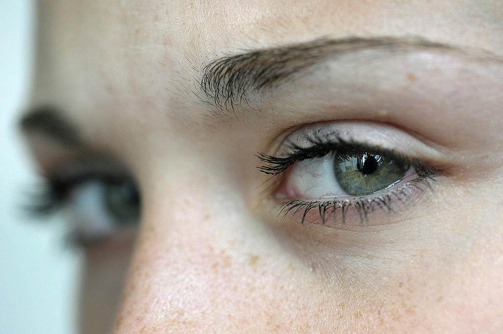 Det går visst att nysa med öppna ögon