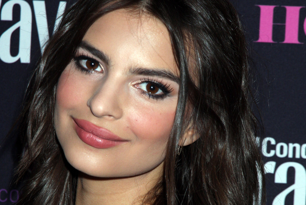 Kolla in Emily Ratajkowskis skönhetsfavoriter