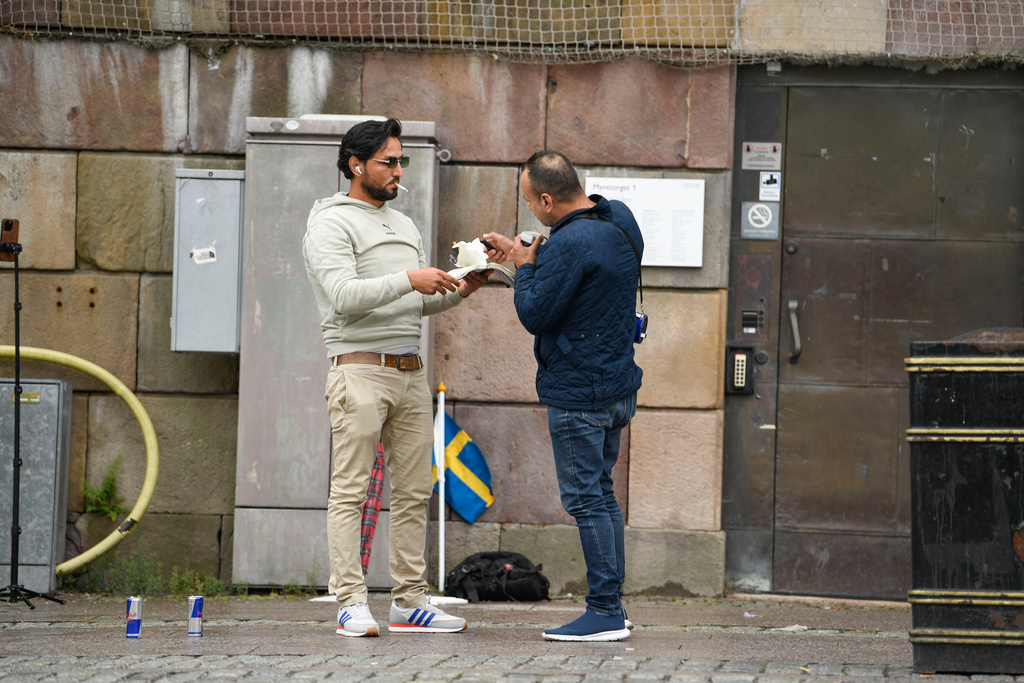 Koranbränning utanför Sveriges riksdag – boken sparkades på och eldades upp