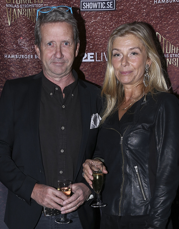 Så stöttas Martin Timell av sin fru Catarina