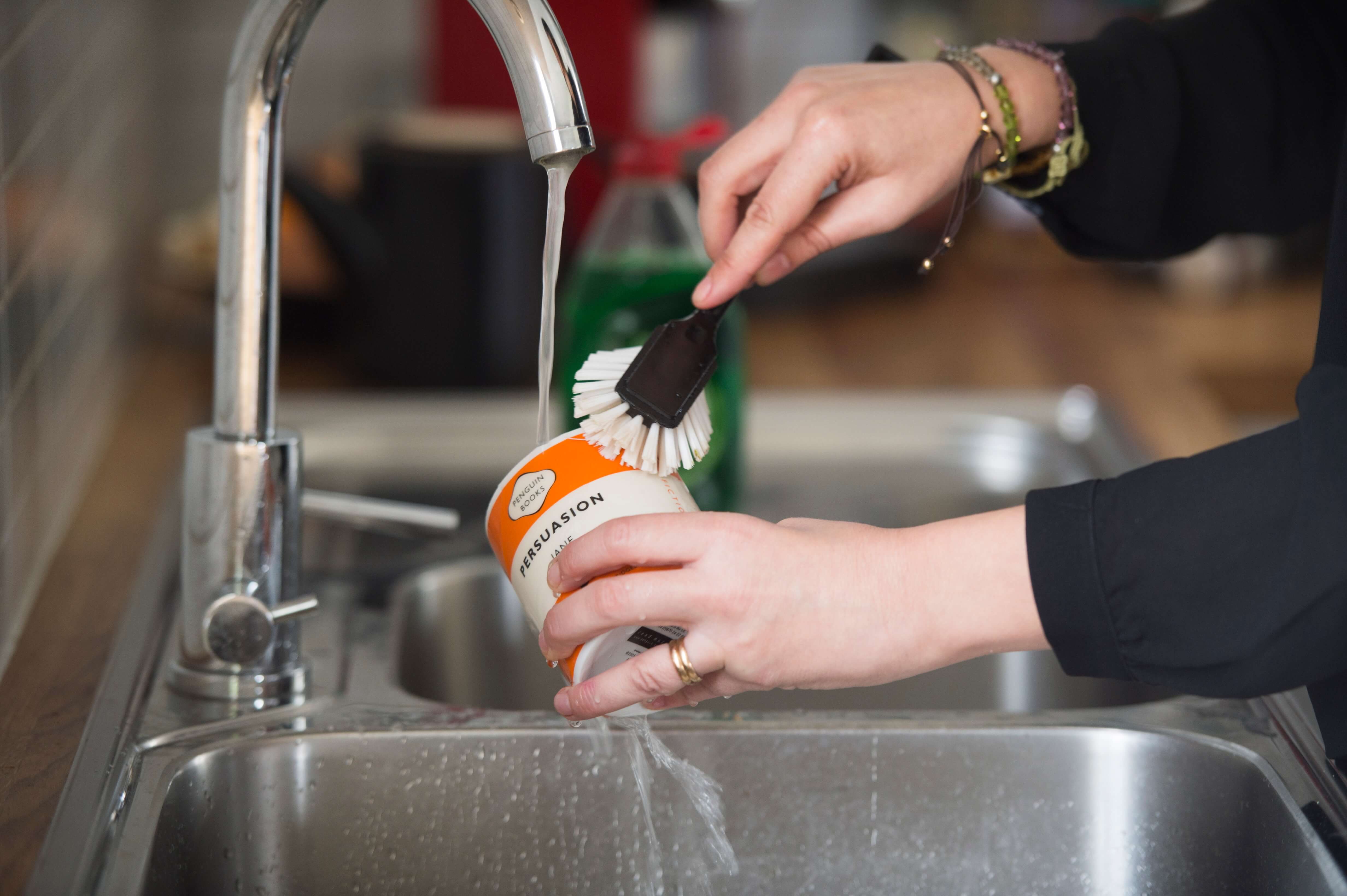 Därför ska du aldrig skölja av disken innan du lägger den i maskinen