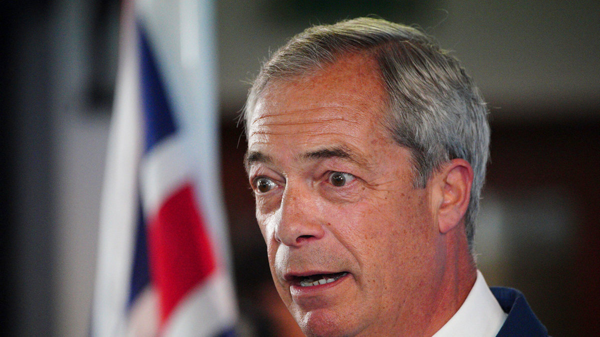 Farage sparkar tre kandidater inför valet