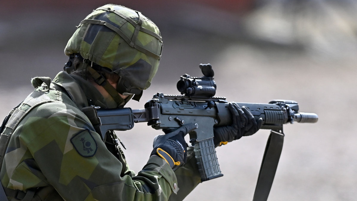 Automatvapen stals ur bil – militär åtalas