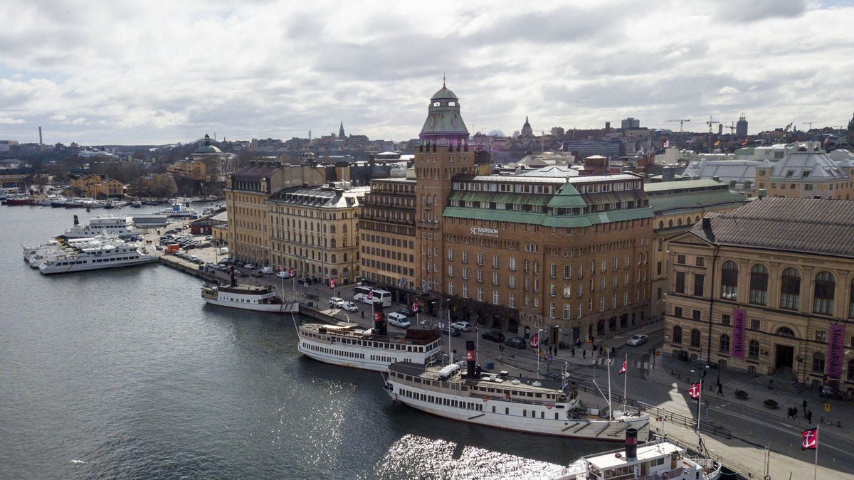 Passagerarbåt har kört in i kaj i centrala Stockholm