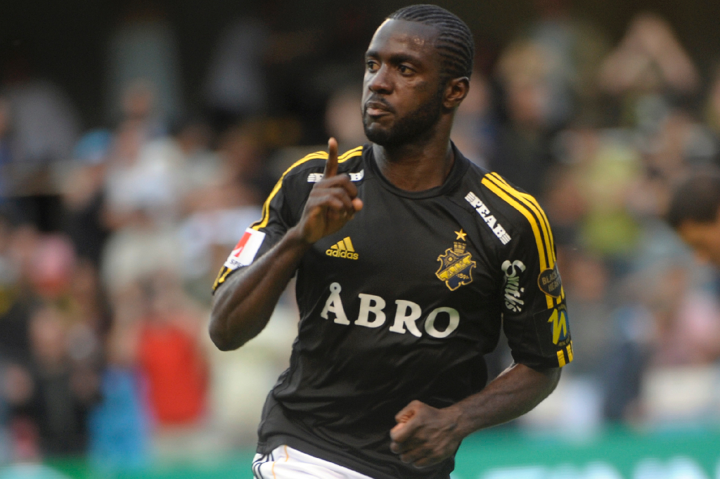 Dulee Johnson kickas - från sitt hus