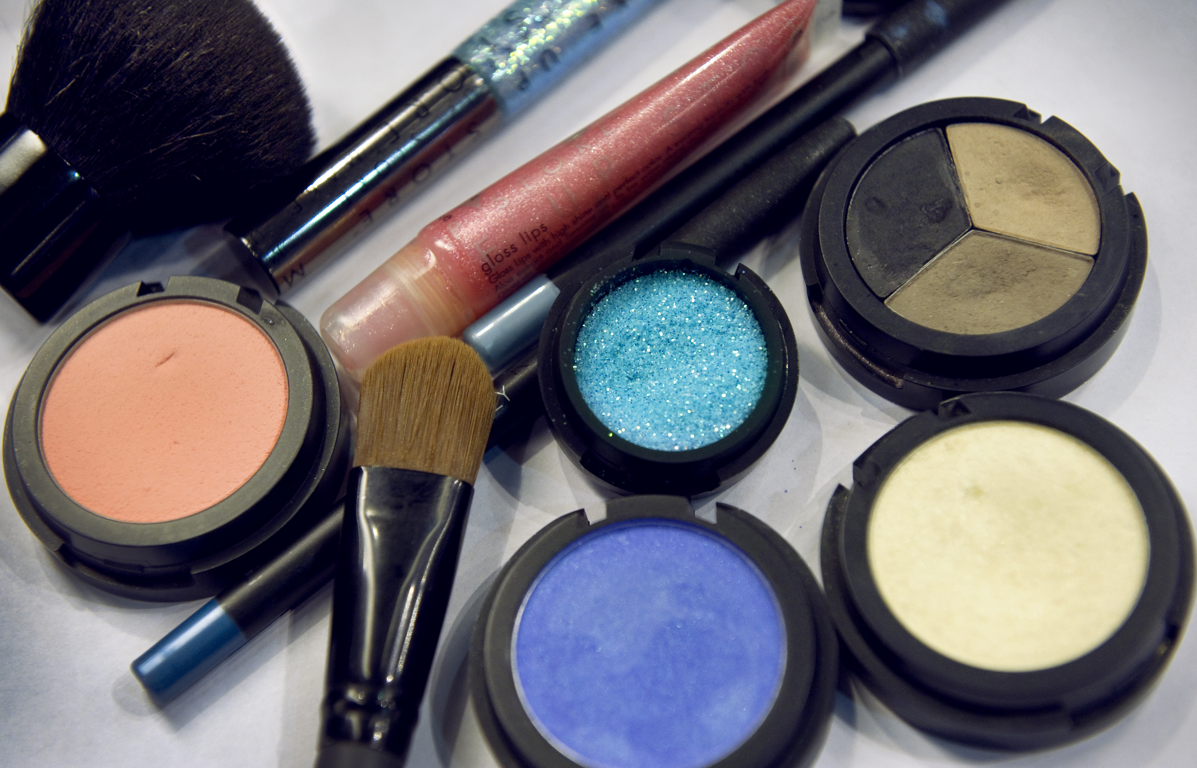 Män borde uppmuntras att sminka sig