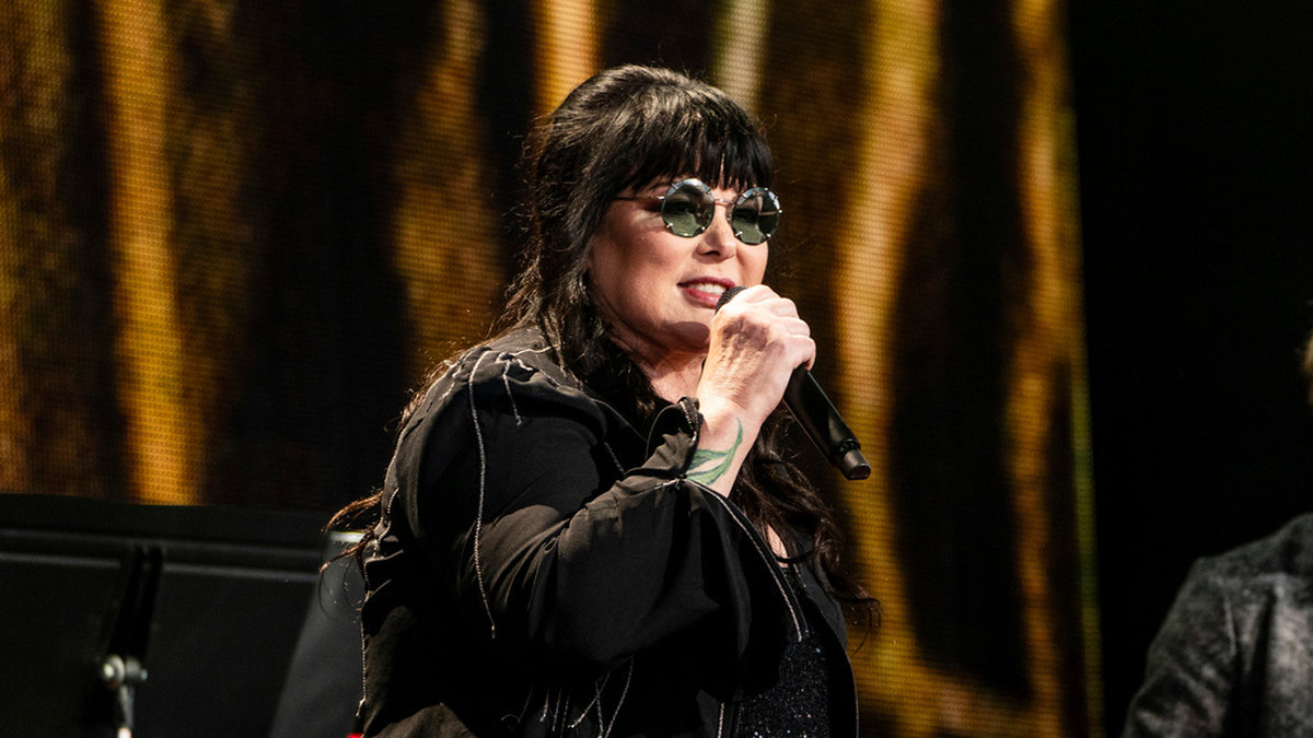 Hearts Ann Wilson har cancer – ställer in